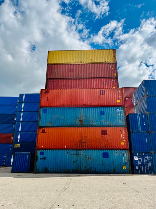 Can shipping containers be stacked?